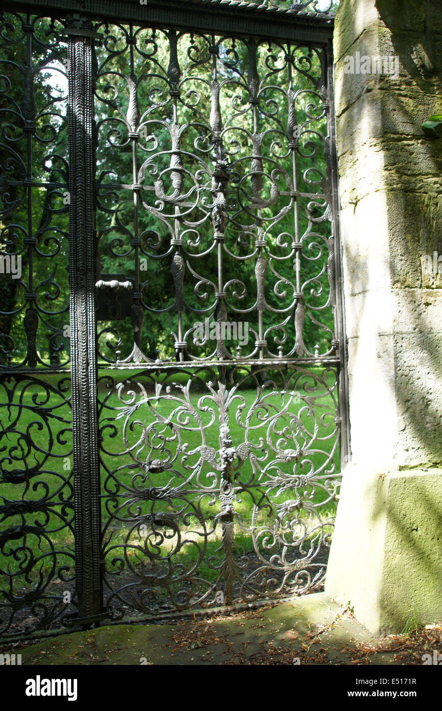 Garden gate iron hi-res stock photography and images - Alamy
