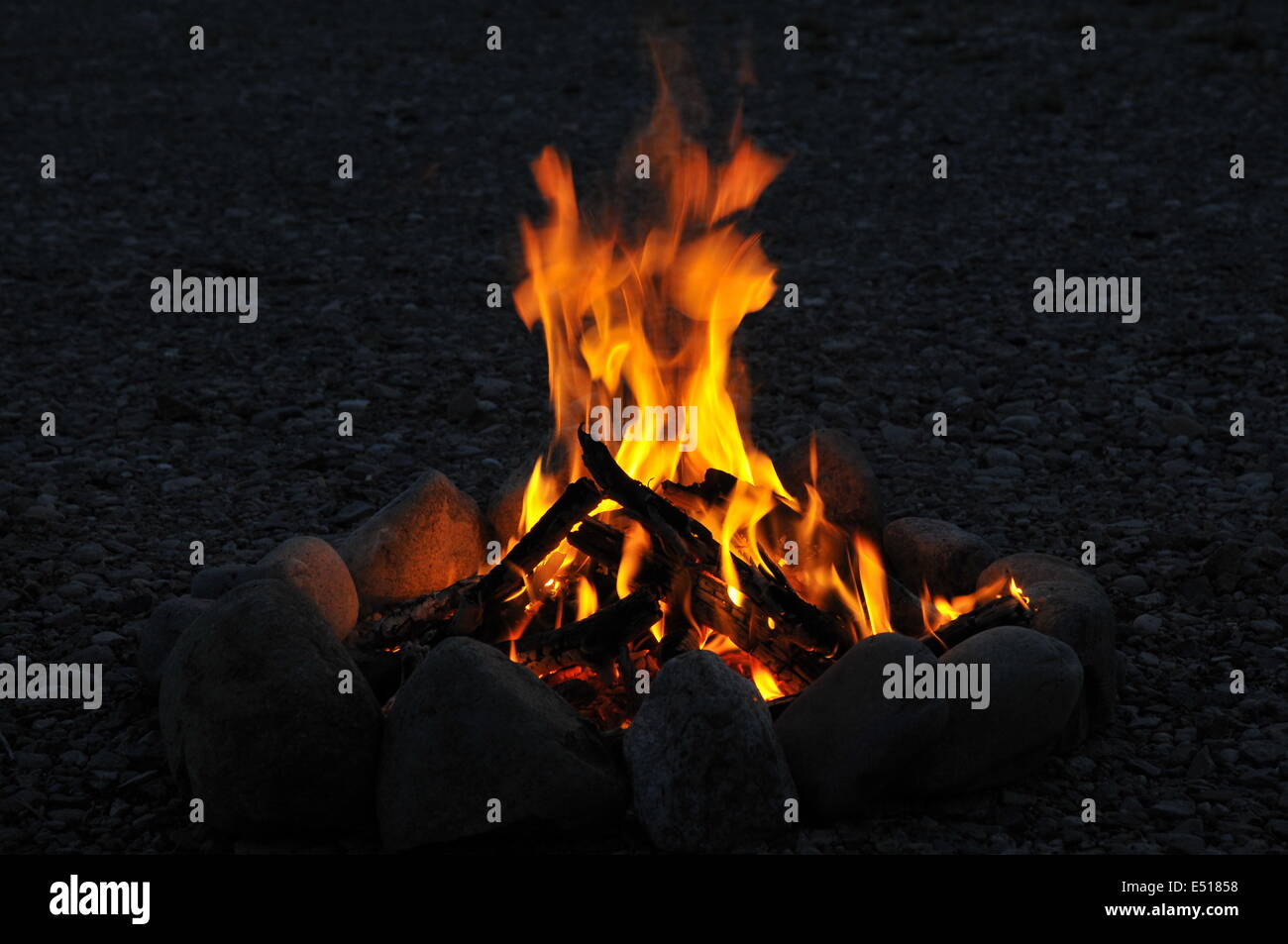 Campfire circle hi-res stock photography and images - Alamy