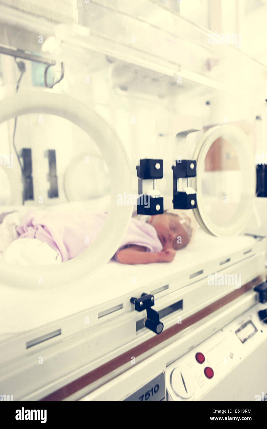 Newborn baby inside incubator Stock Photo - Alamy