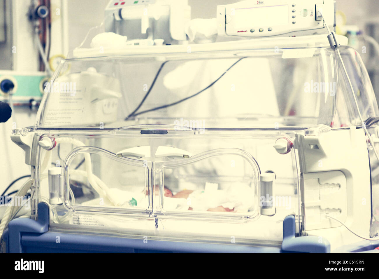 Newborn baby inside incubator Stock Photo - Alamy