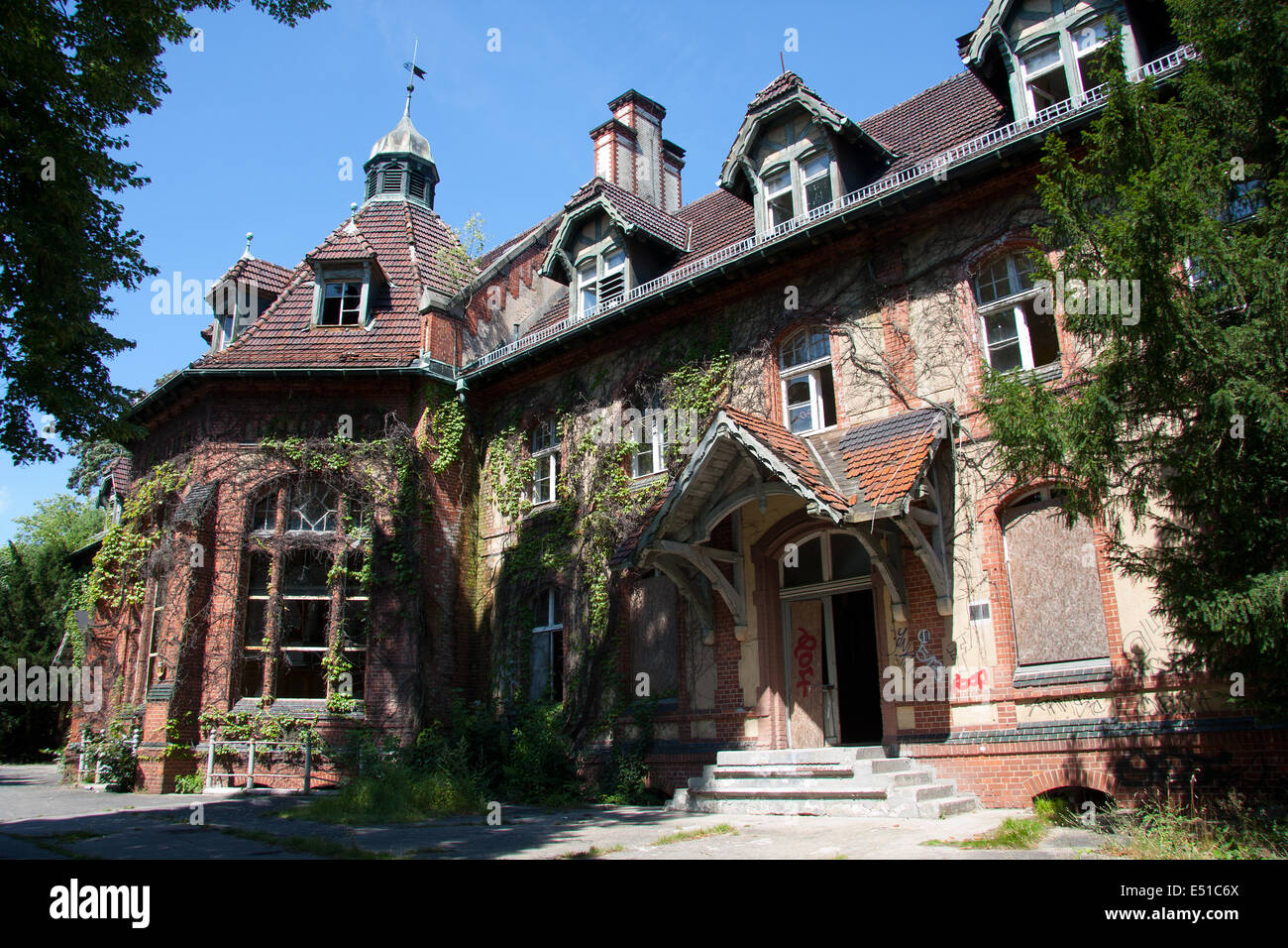 Old hospital hi-res stock photography and images - Alamy