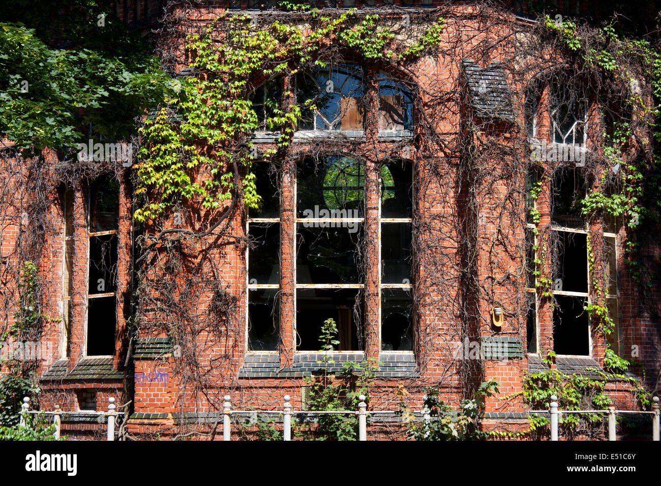 Old windows hi-res stock photography and images - Alamy