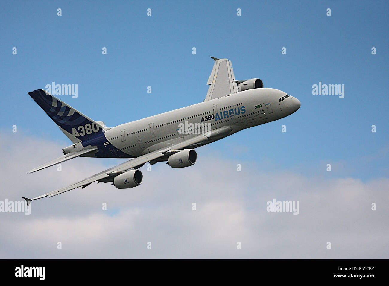 Flying plane hi-res stock photography and images - Alamy