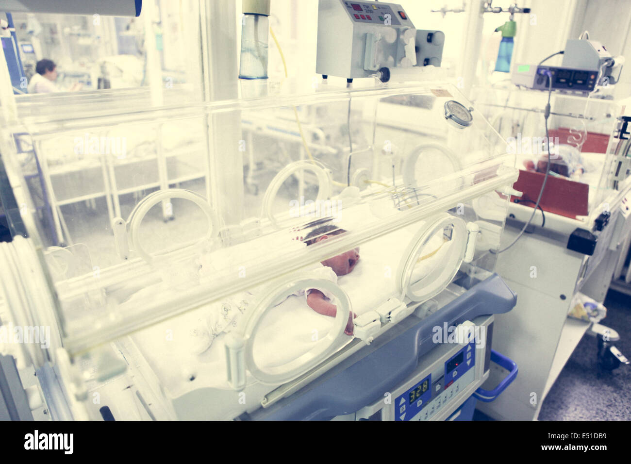 Newborn baby inside incubator Stock Photo - Alamy