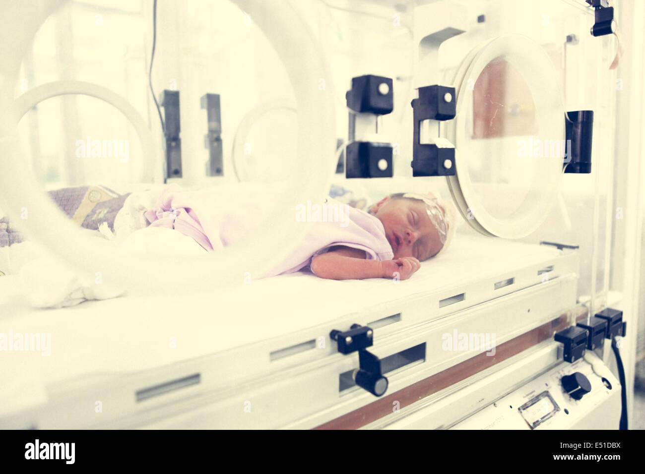 Newborn baby inside incubator Stock Photo - Alamy