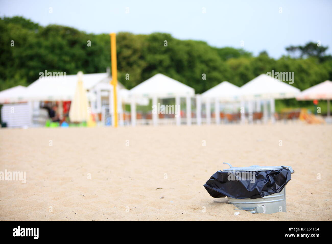 Recycle bin beach hi-res stock photography and images - Alamy