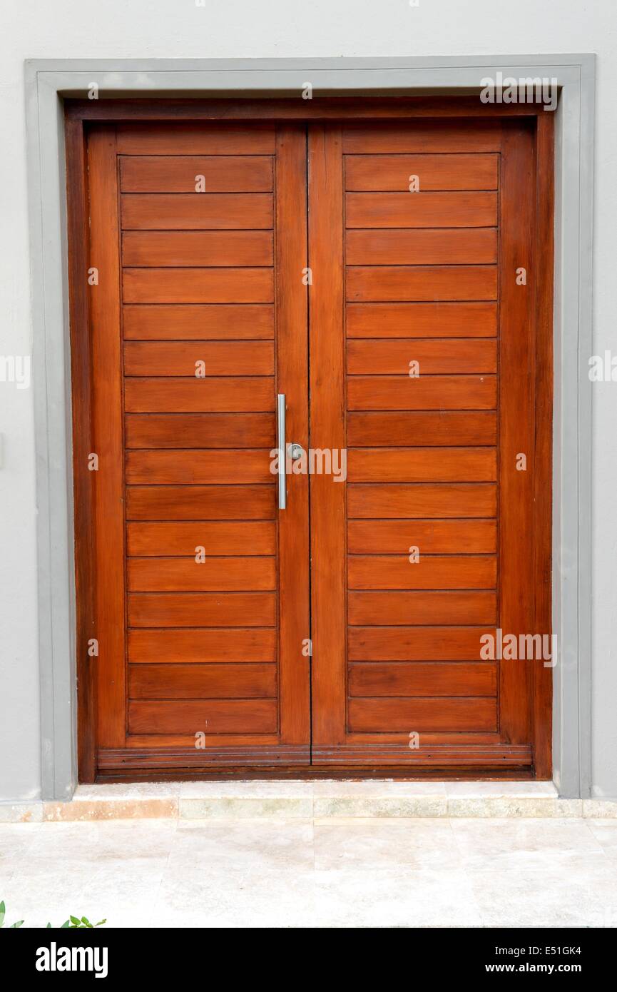Home and front garden door open hi-res stock photography and images - Alamy