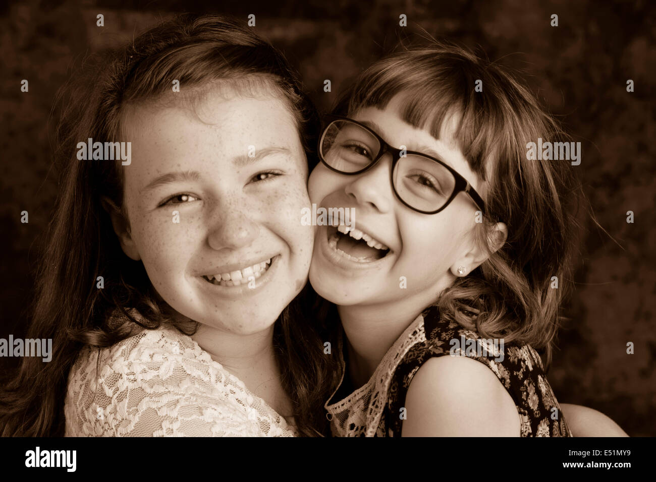 Two teen girls looking at camera hi-res stock photography and images ...