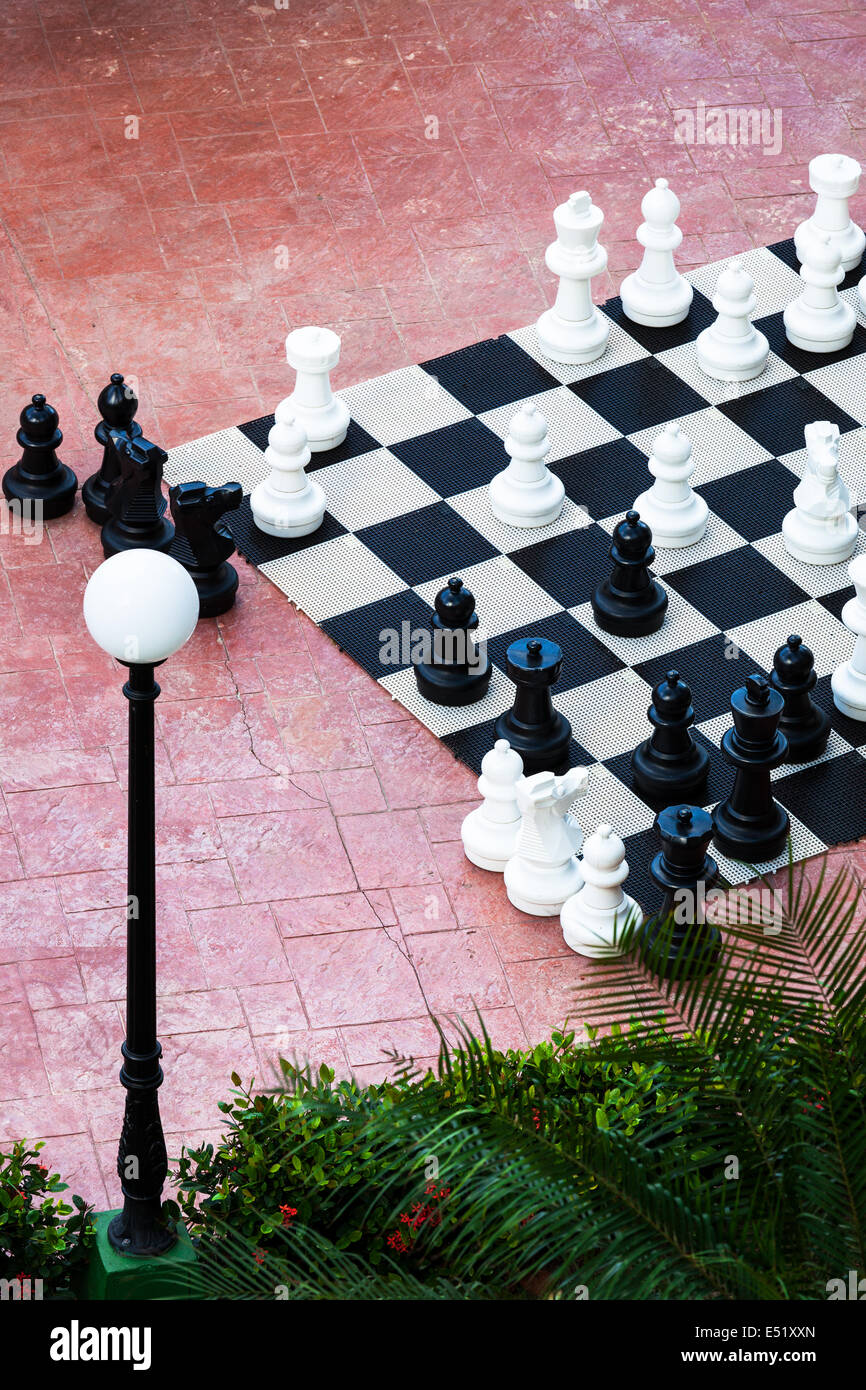 Lawn chess set hi-res stock photography and images - Alamy
