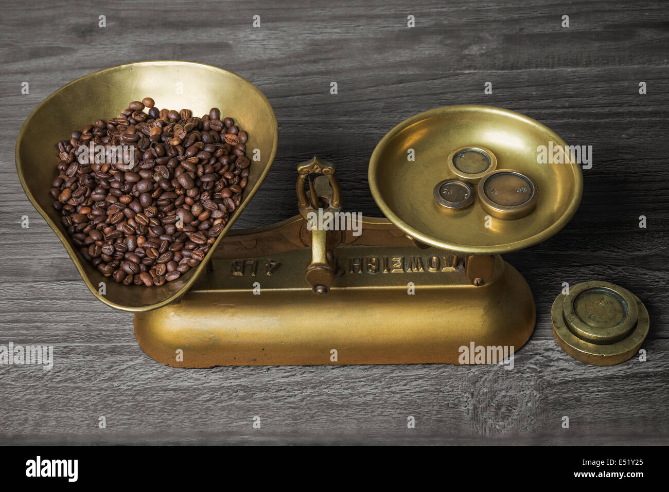 Old weighing machine scales hi-res stock photography and images - Alamy