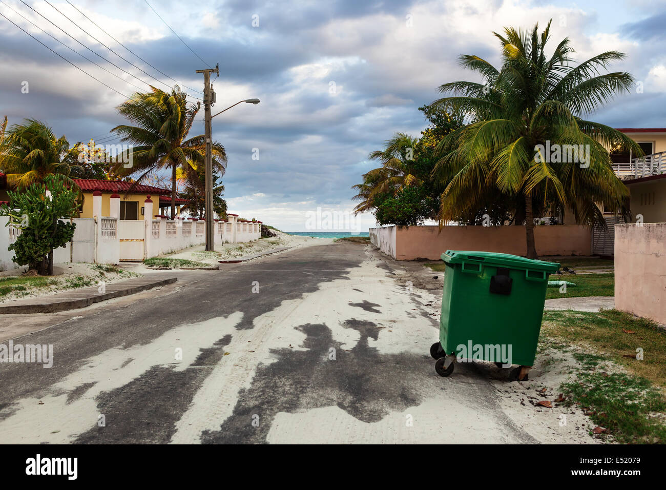 trash in the street Stock Photo - Alamy