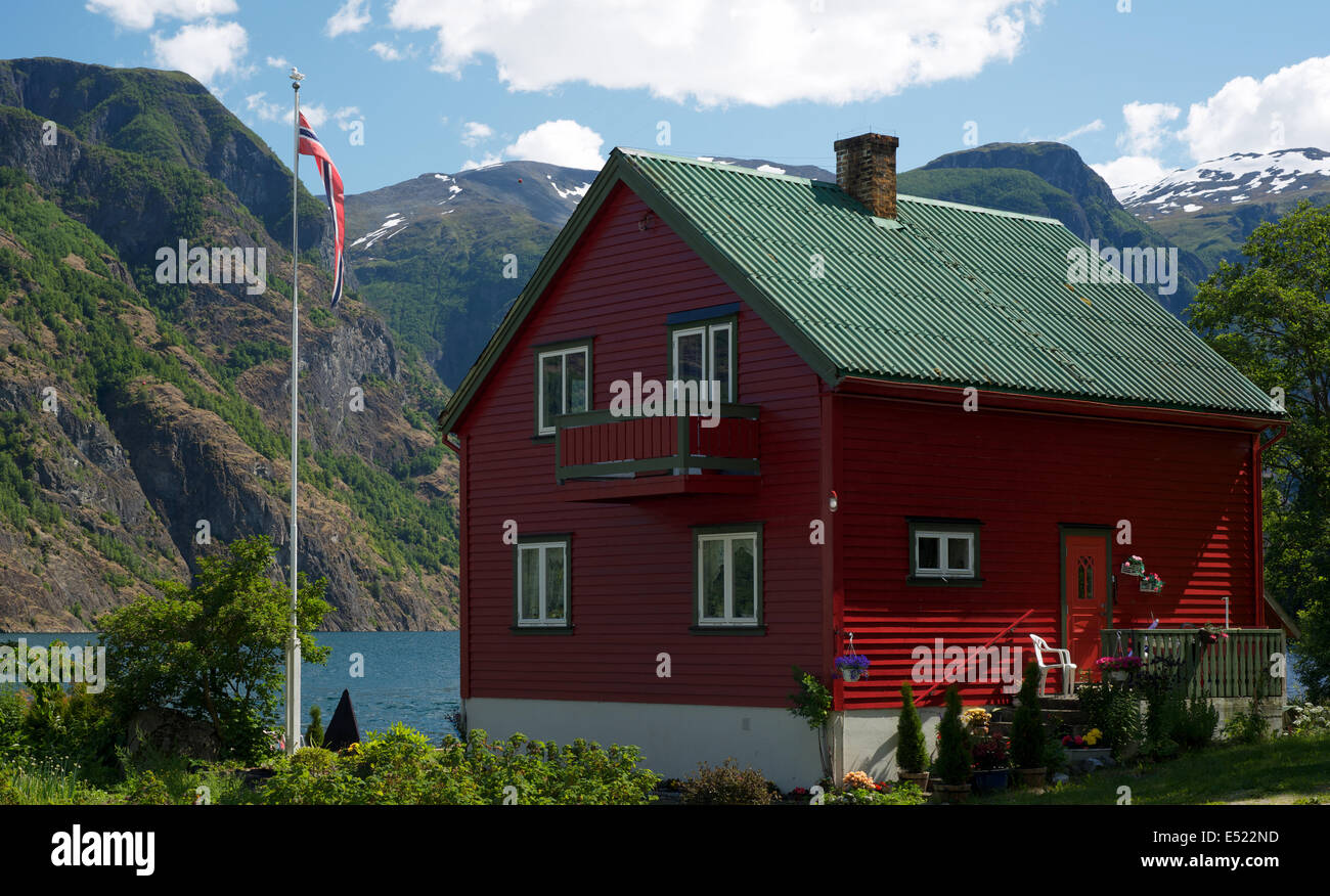 tradition norwegian red wooden house Stock Photo - Alamy