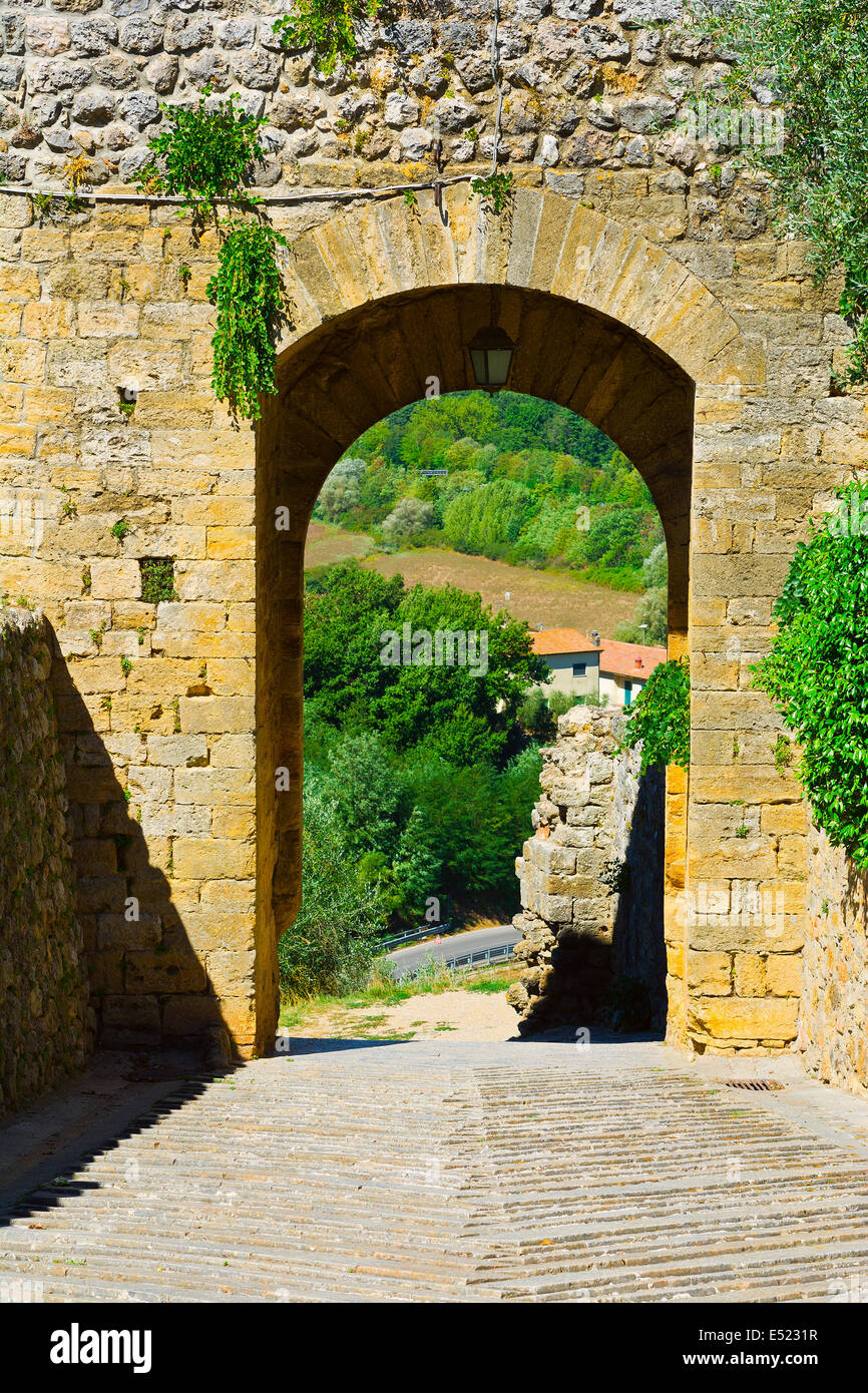 Destroyed stone arch hi-res stock photography and images - Alamy