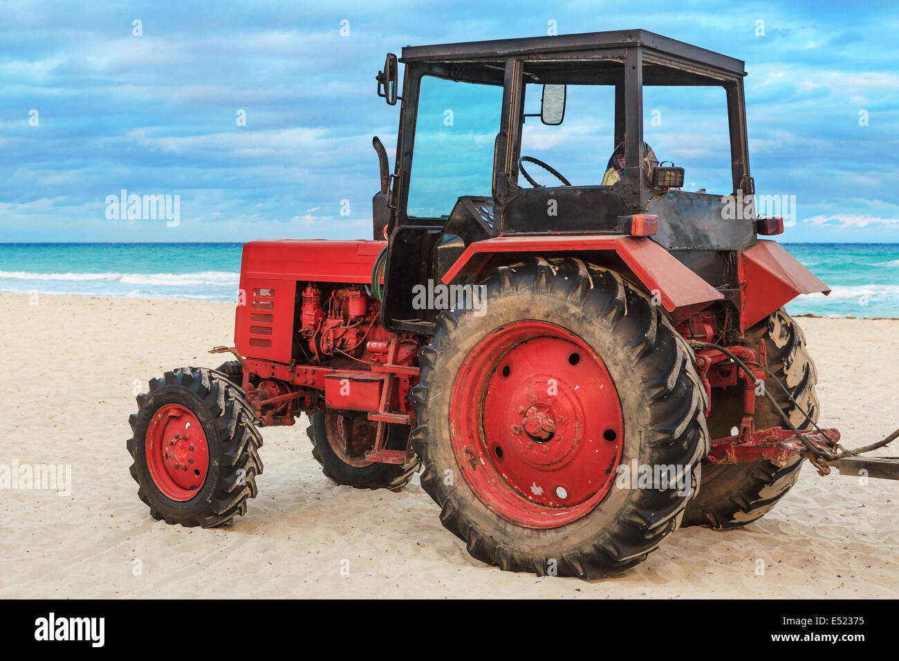 old red tractor Stock Photo - Alamy
