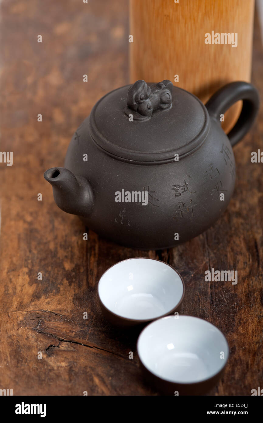 Chinese ceramic pot hi-res stock photography and images - Alamy