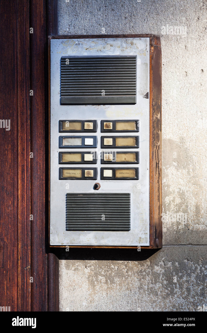 Old fashioned door bell button hi-res stock photography and images - Alamy