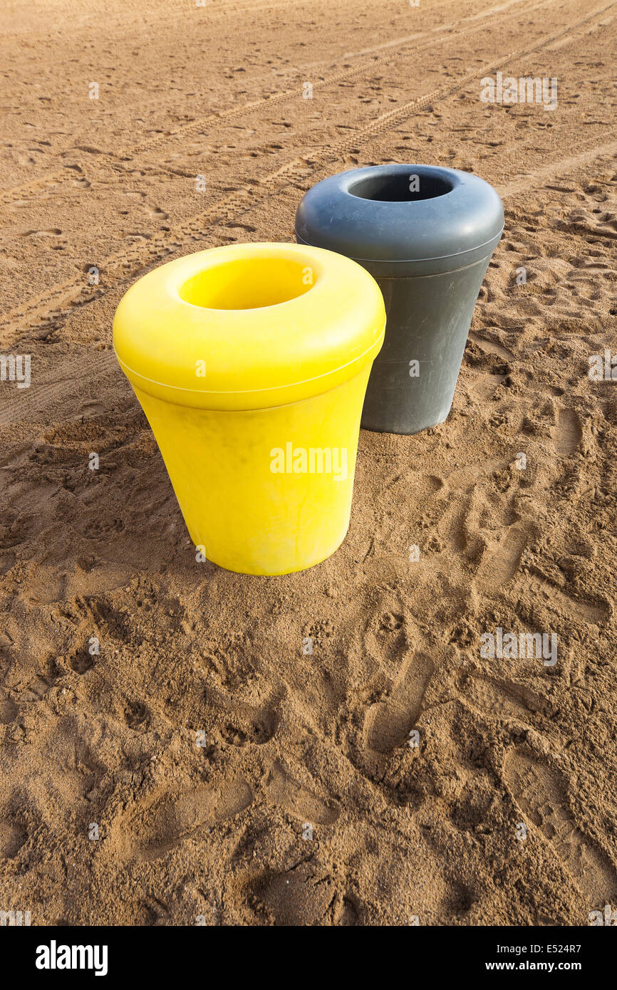 Modern trash cans hi-res stock photography and images - Alamy