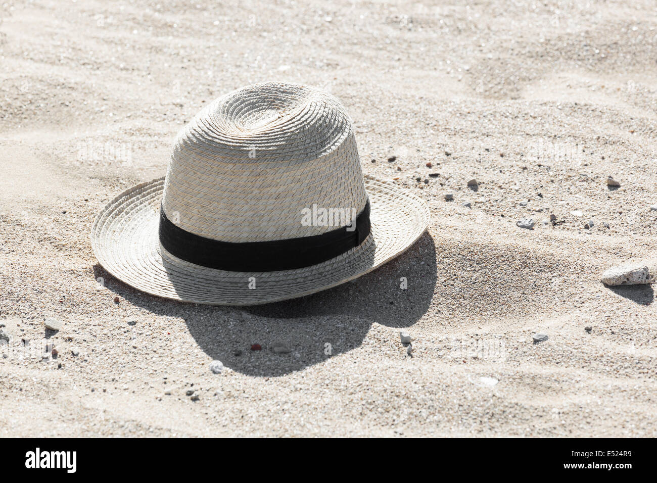 Straw beach sun hat hi-res stock photography and images - Alamy
