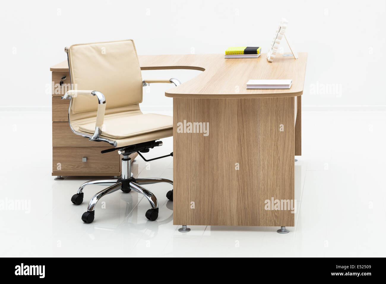 wood table and chair Stock Photo - Alamy