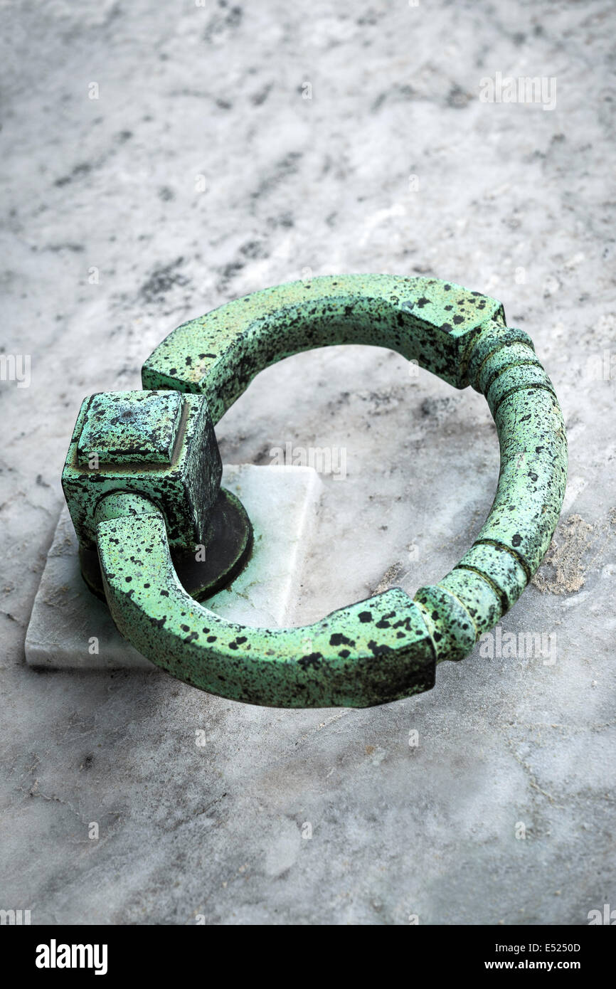 Old tombstone ring hi-res stock photography and images - Alamy