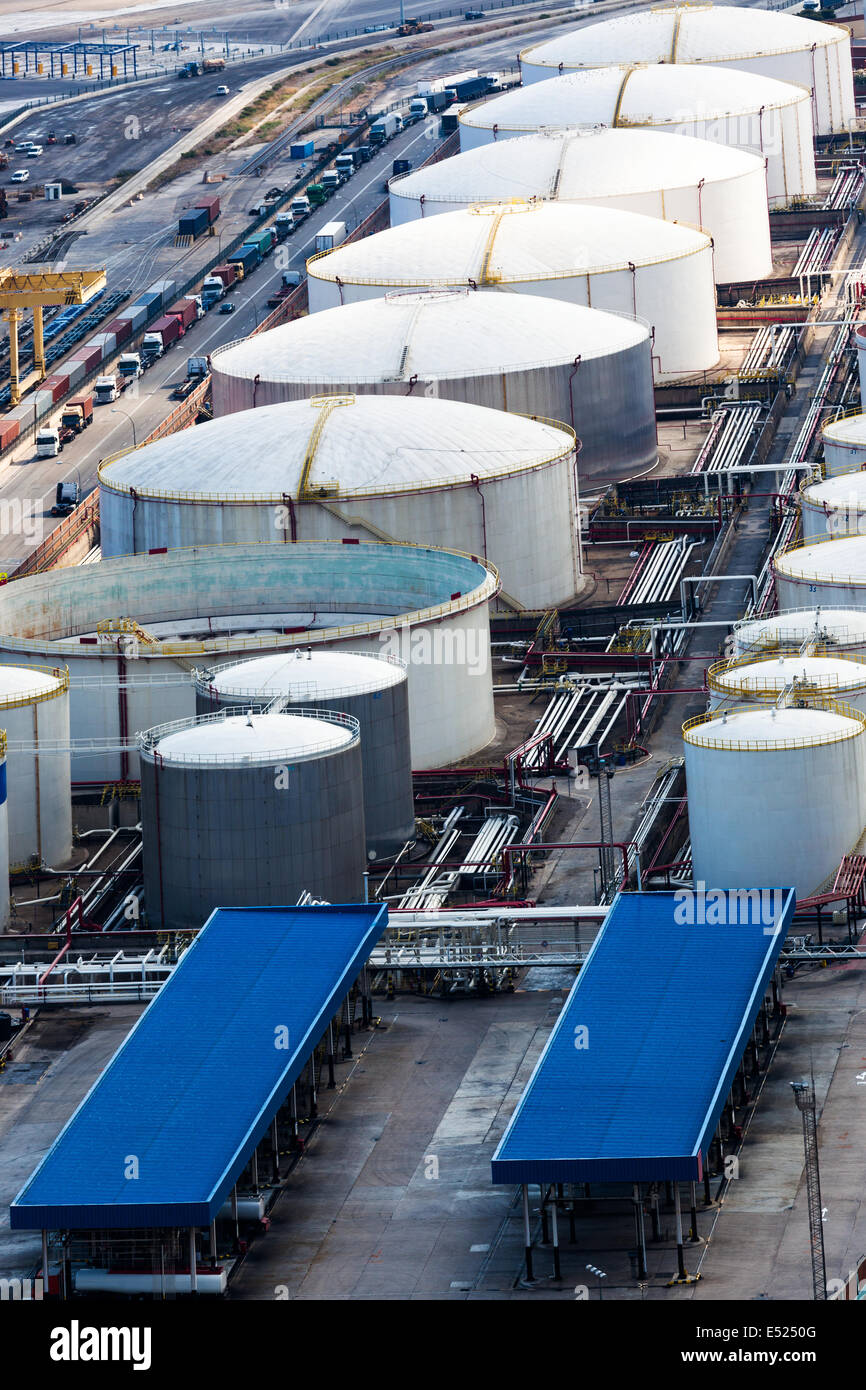 Oil storage buildings hi-res stock photography and images - Alamy