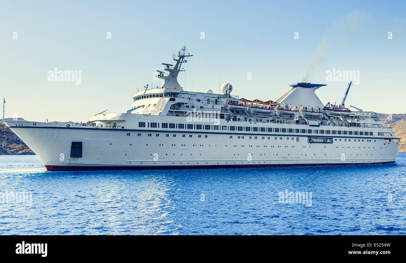 Aerial view side view luxury ship at sea hi-res stock photography and ...