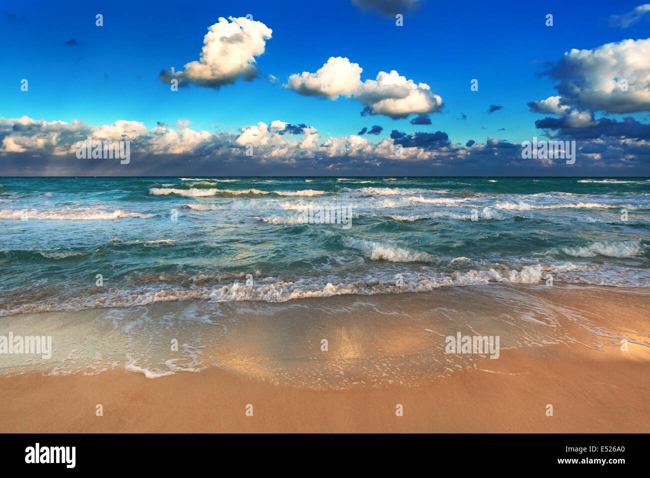 Sandy beach with blue ocean hi-res stock photography and images - Alamy