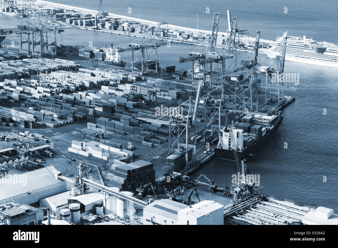 Modern seaport hi-res stock photography and images - Alamy