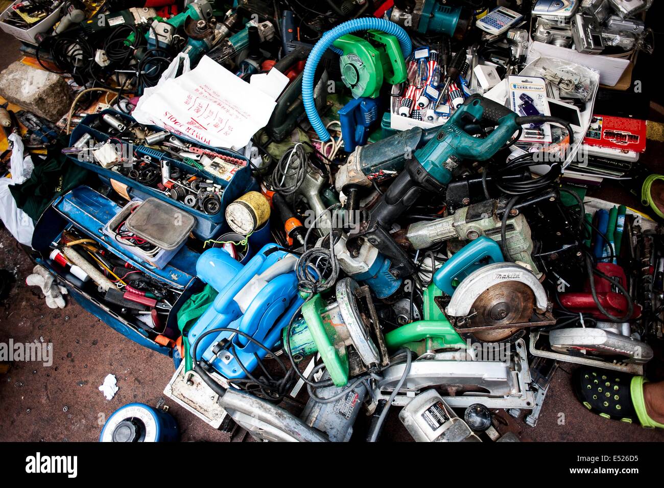 Second hand devices hi-res stock photography and images - Alamy