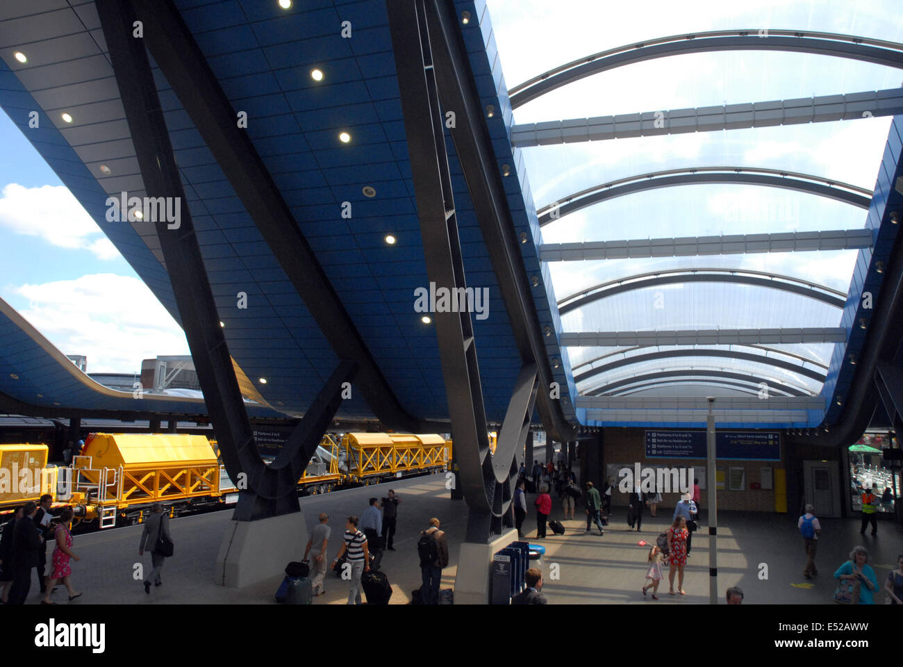 Queen elizabeth reading station hi-res stock photography and images - Alamy