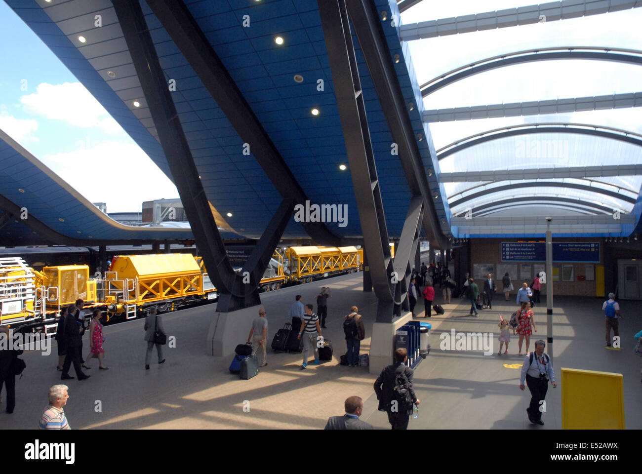 Queen elizabeth reading station hi-res stock photography and images - Alamy