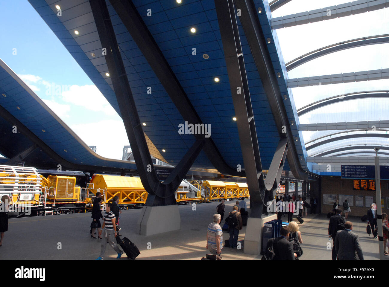 Queen elizabeth reading station hi-res stock photography and images - Alamy