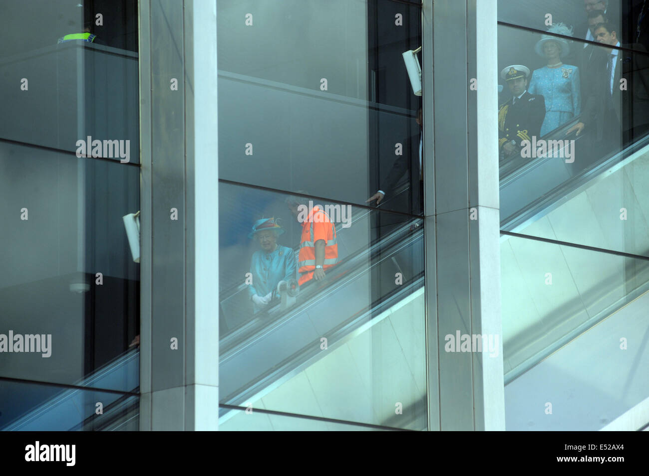 Queen elizabeth reading station hi-res stock photography and images - Alamy