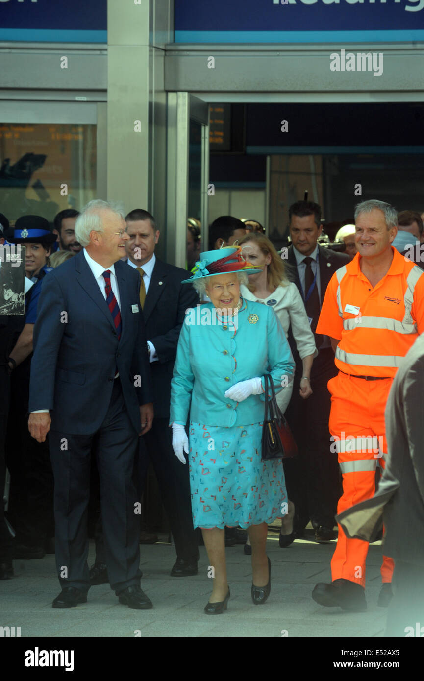 Queen elizabeth reading station hi-res stock photography and images - Alamy