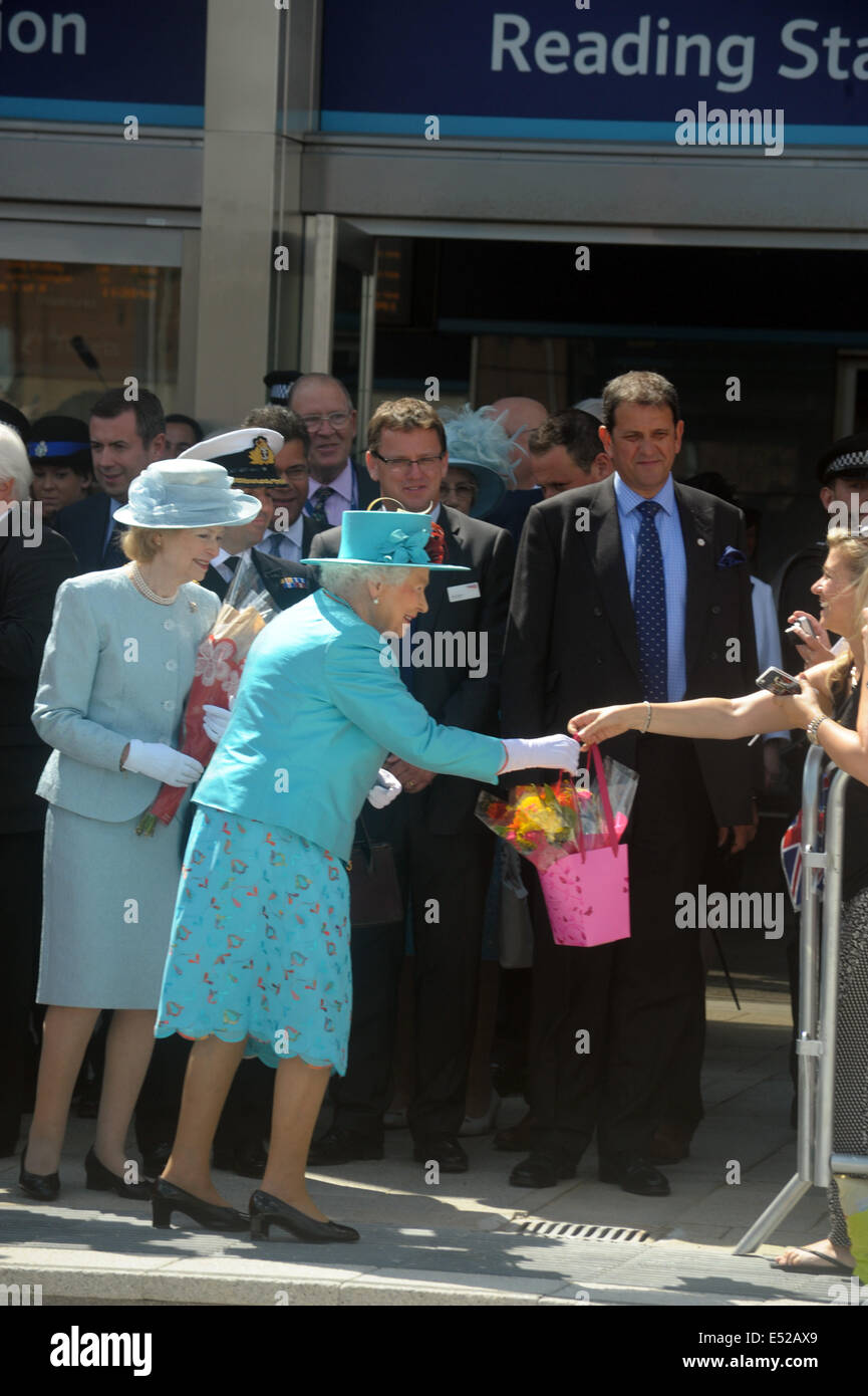 Queen elizabeth reading station hi-res stock photography and images - Alamy