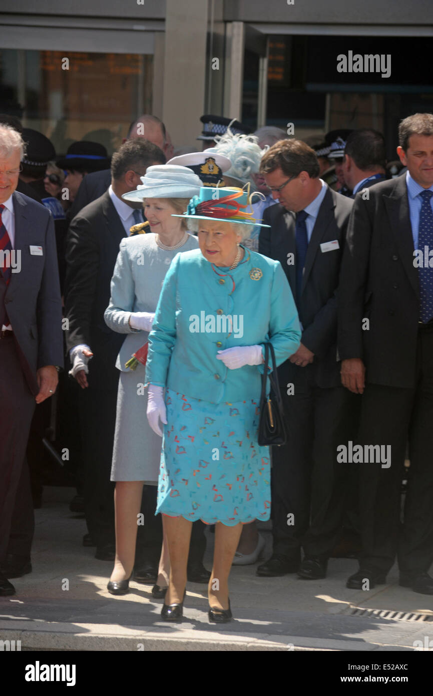 Queen elizabeth reading station hi-res stock photography and images - Alamy
