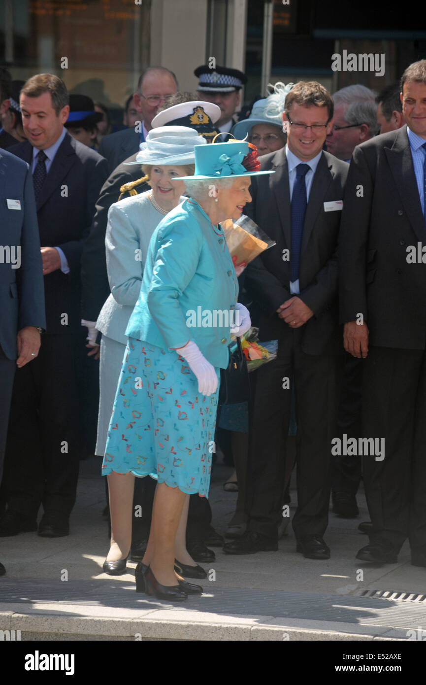 Queen elizabeth reading station hi-res stock photography and images - Alamy