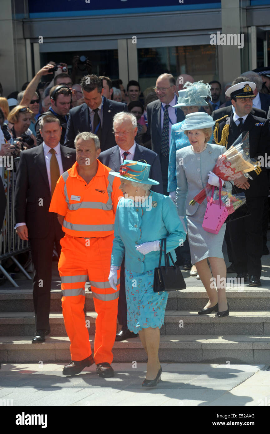 Queen elizabeth reading station hi-res stock photography and images - Alamy