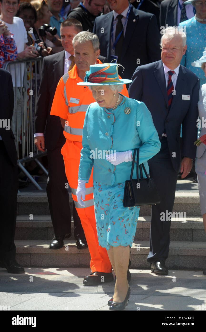Queen elizabeth reading station hi-res stock photography and images - Alamy