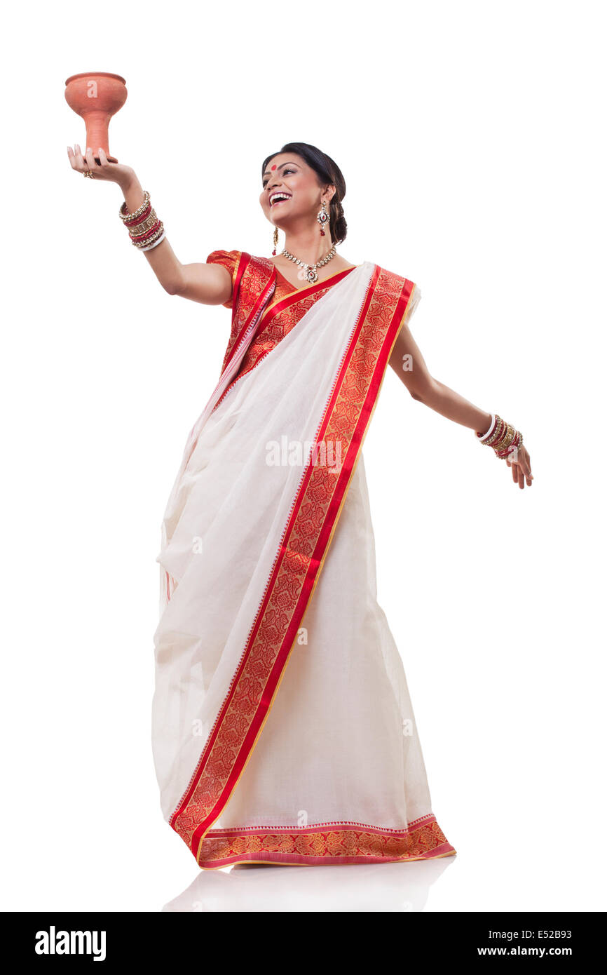 Bengali woman doing Dhunuchi dance Stock Photo - Alamy