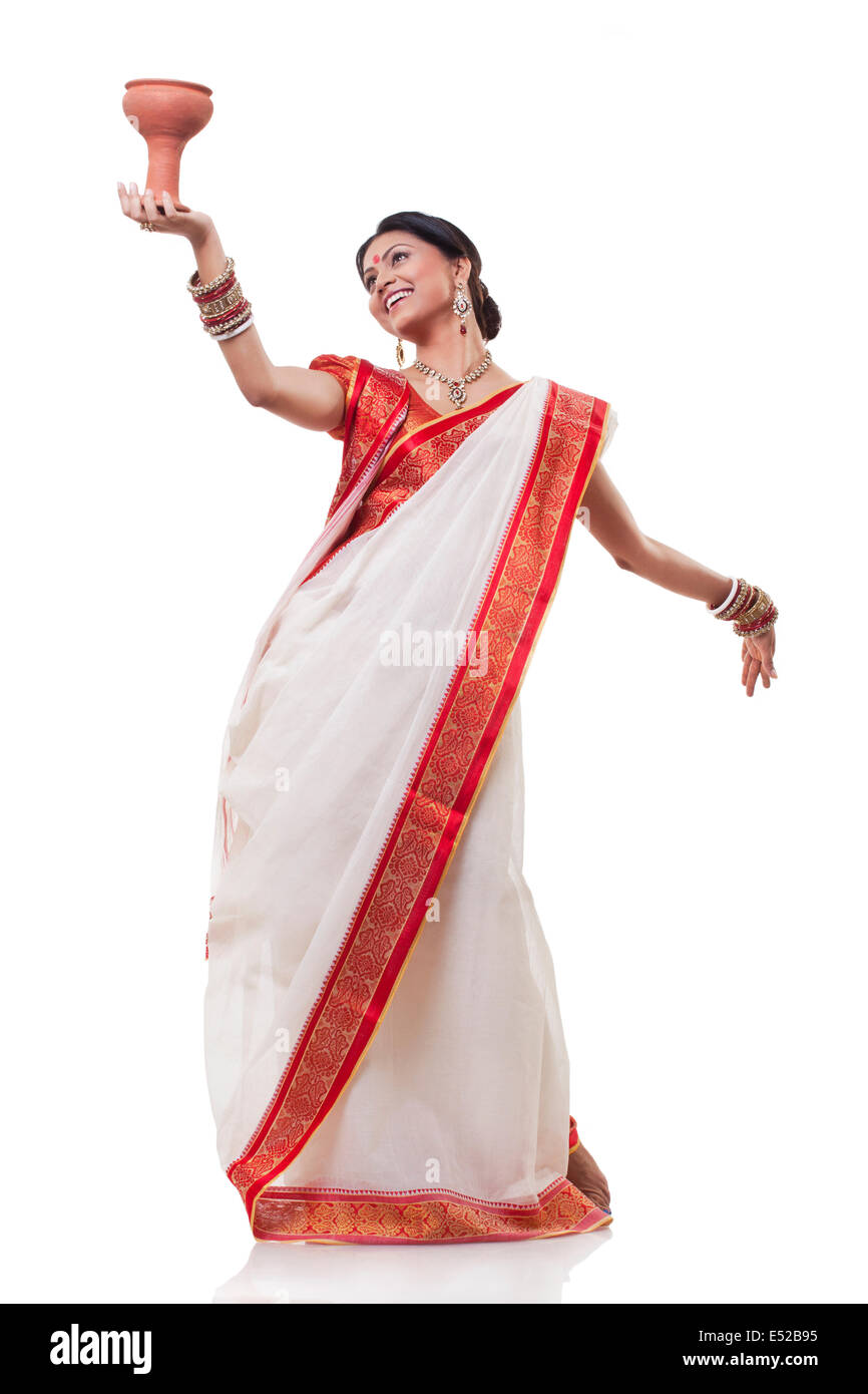Bengali woman doing Dhunuchi dance Stock Photo - Alamy