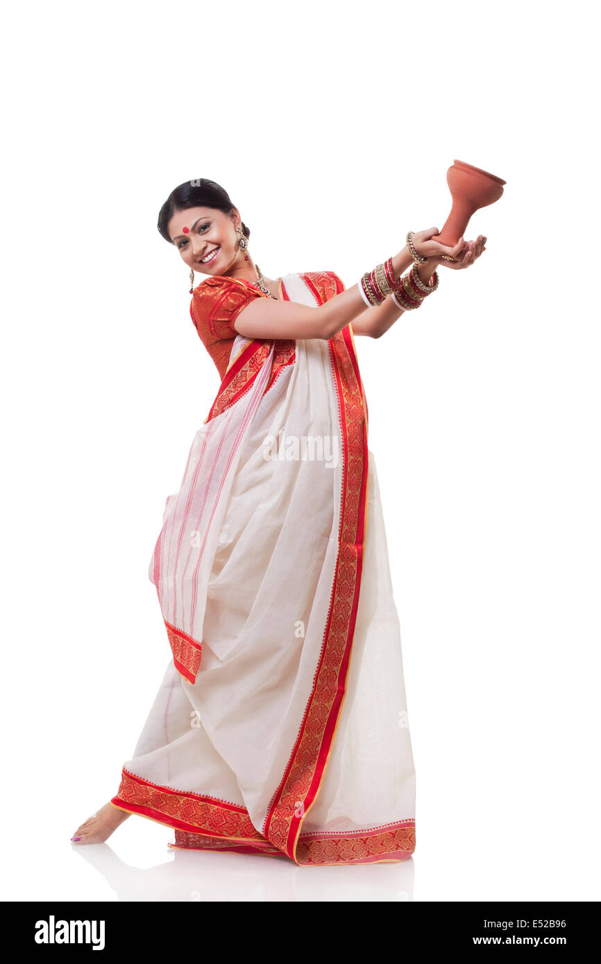 Portrait of Bengali woman doing Dhunuchi dance Stock Photo - Alamy