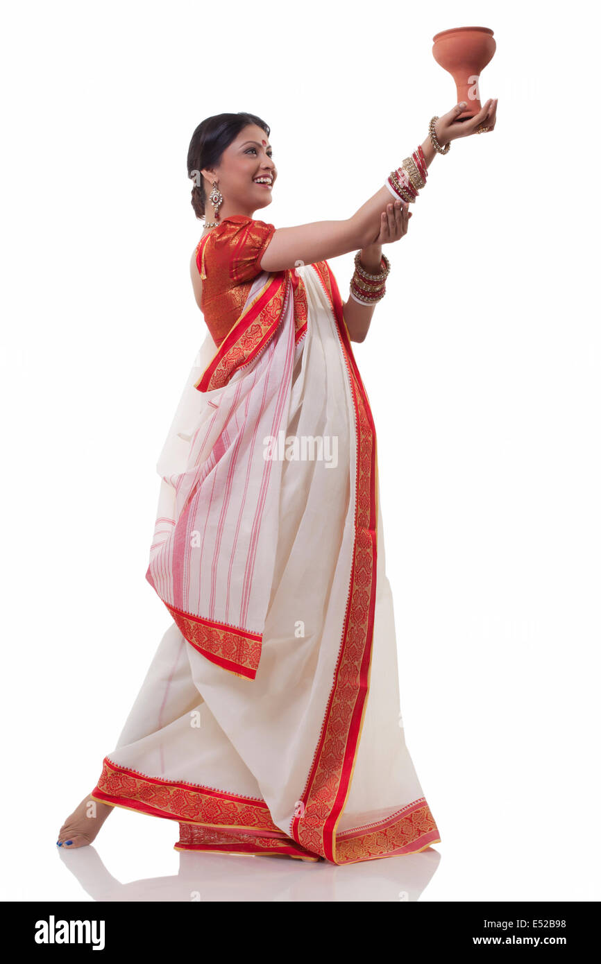 Bengali woman doing Dhunuchi dance Stock Photo - Alamy