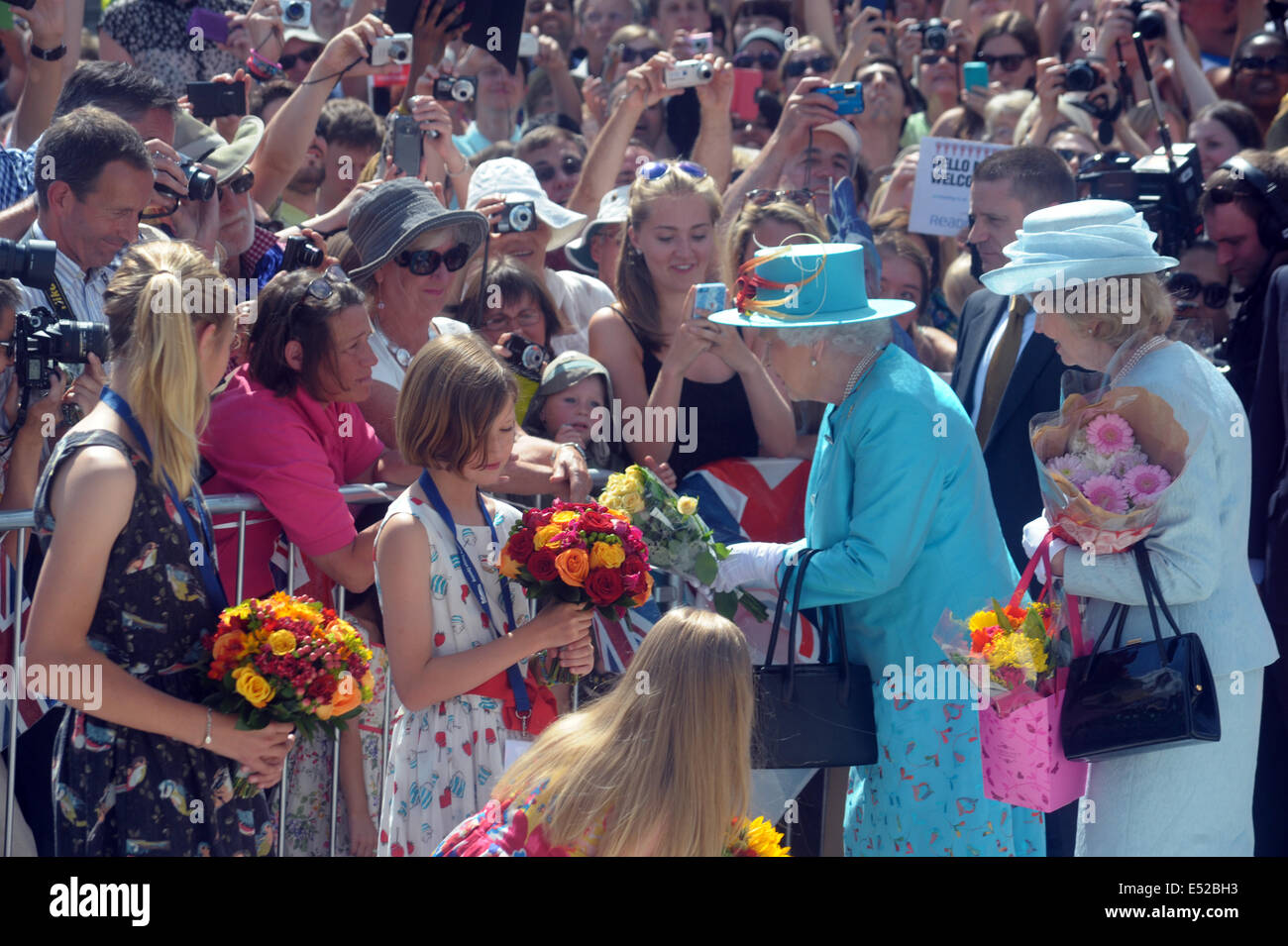 Queen elizabeth reading station hi-res stock photography and images - Alamy
