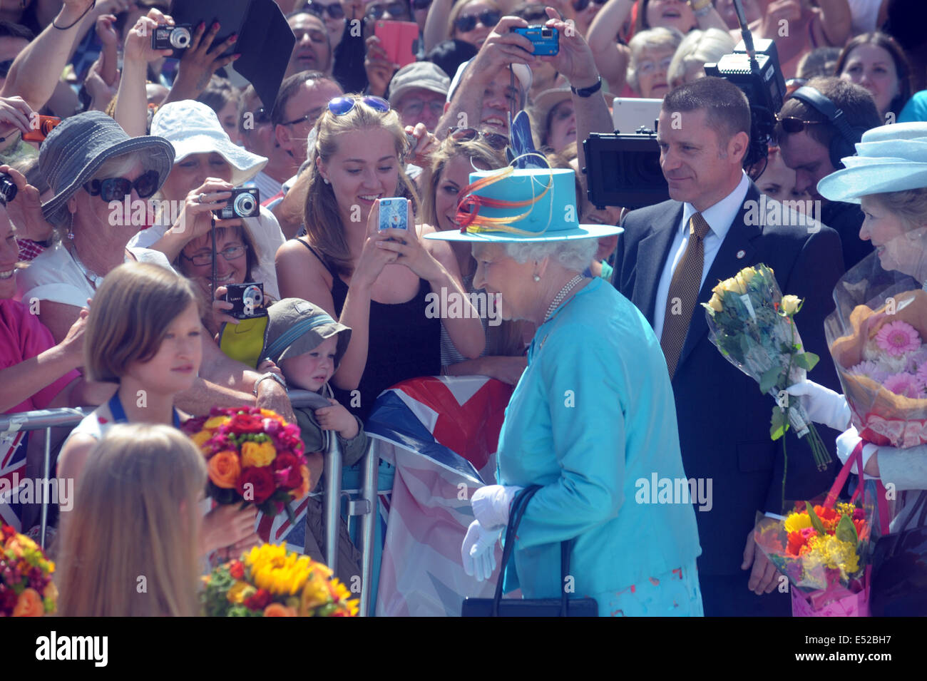 The queen reading station hi-res stock photography and images - Alamy