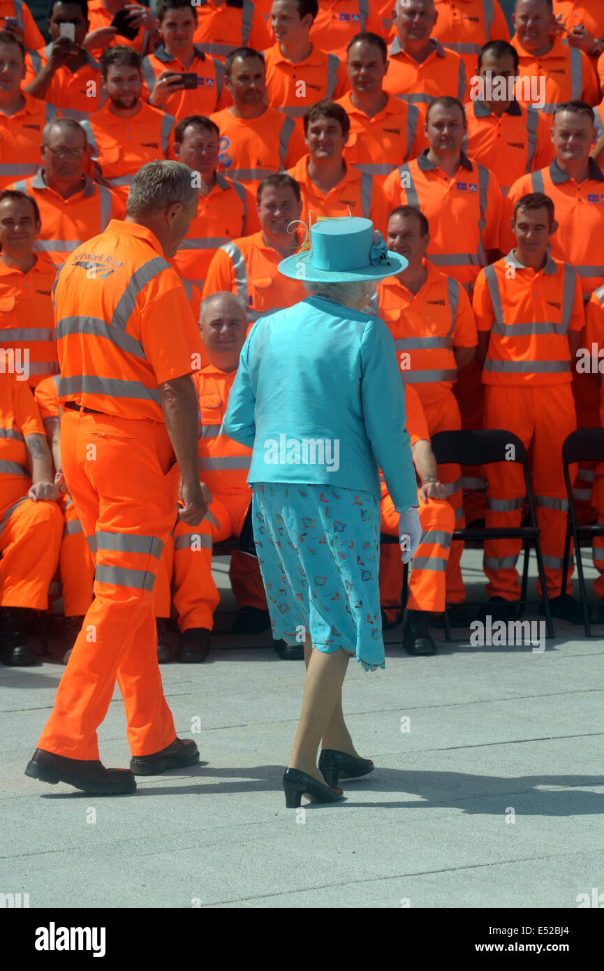 The queen reading station hi-res stock photography and images - Alamy