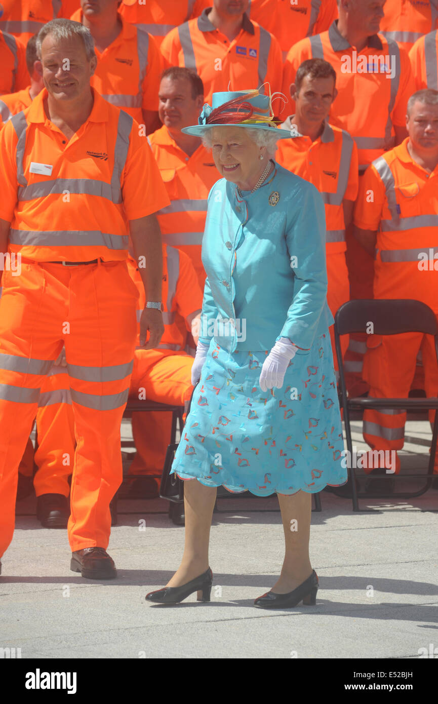 Queen elizabeth reading station hi-res stock photography and images - Alamy