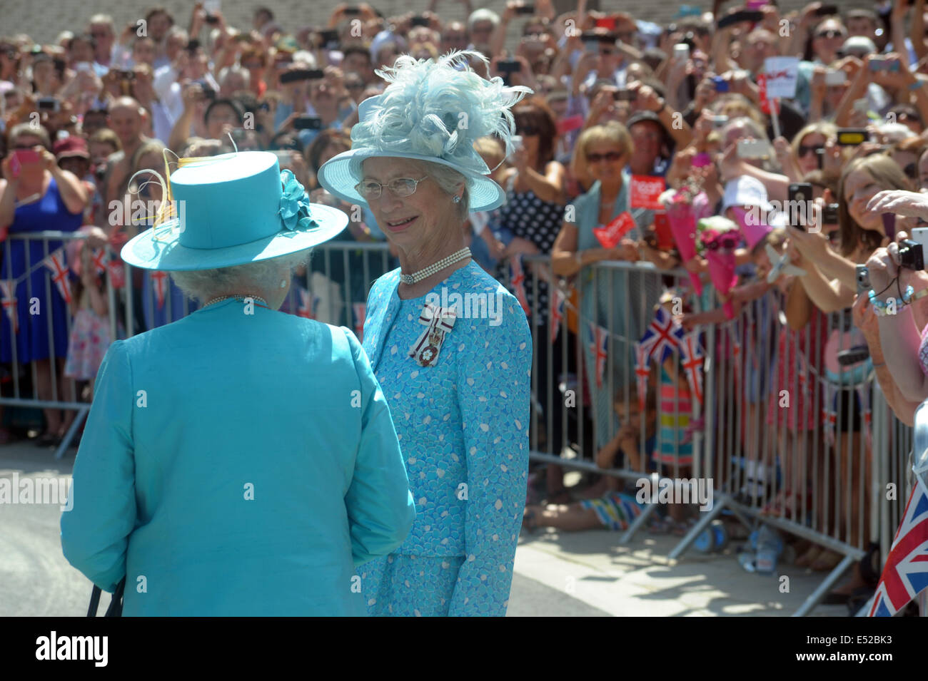 Queen elizabeth reading station hi-res stock photography and images - Alamy