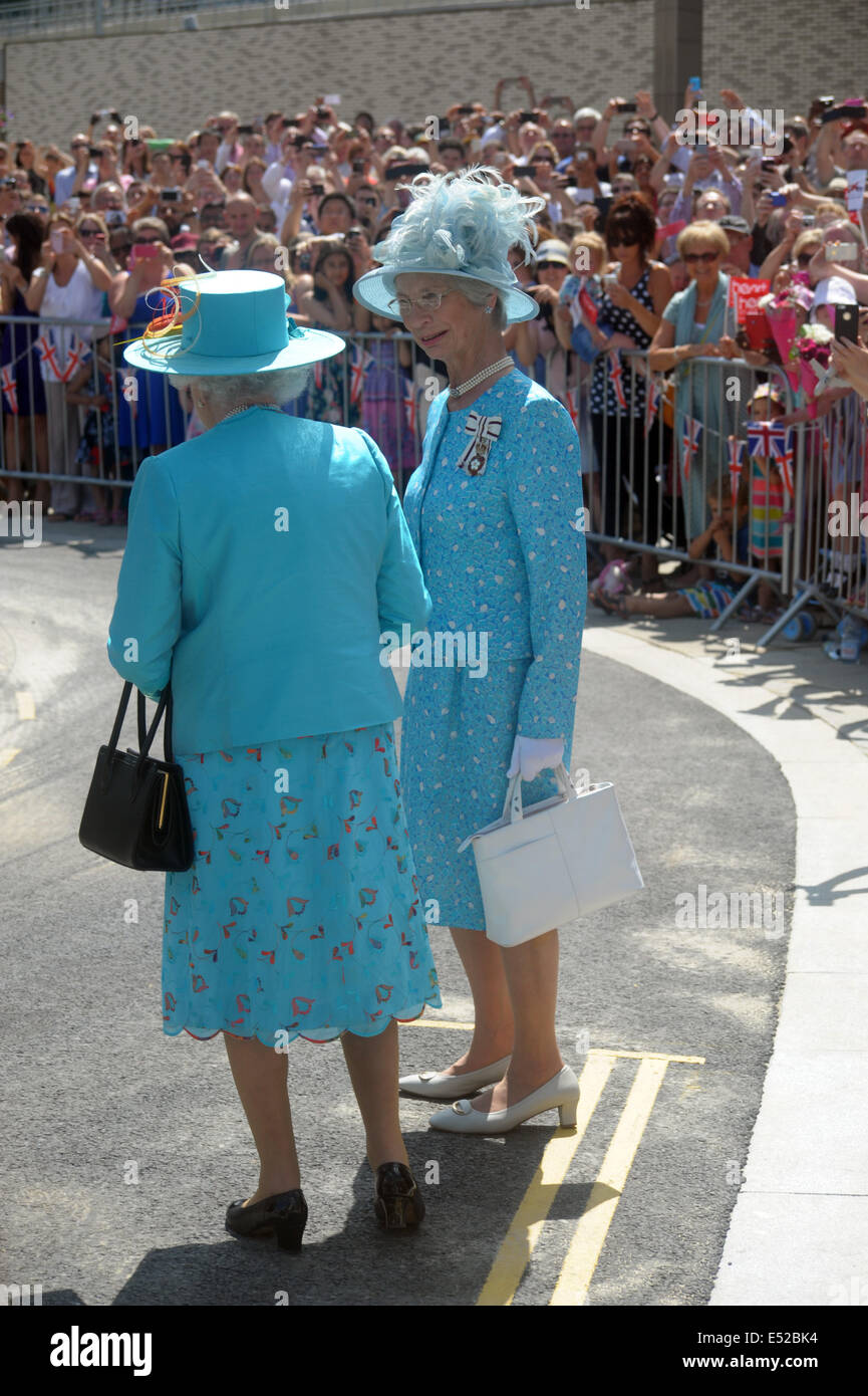 Queen elizabeth reading station hi-res stock photography and images - Alamy