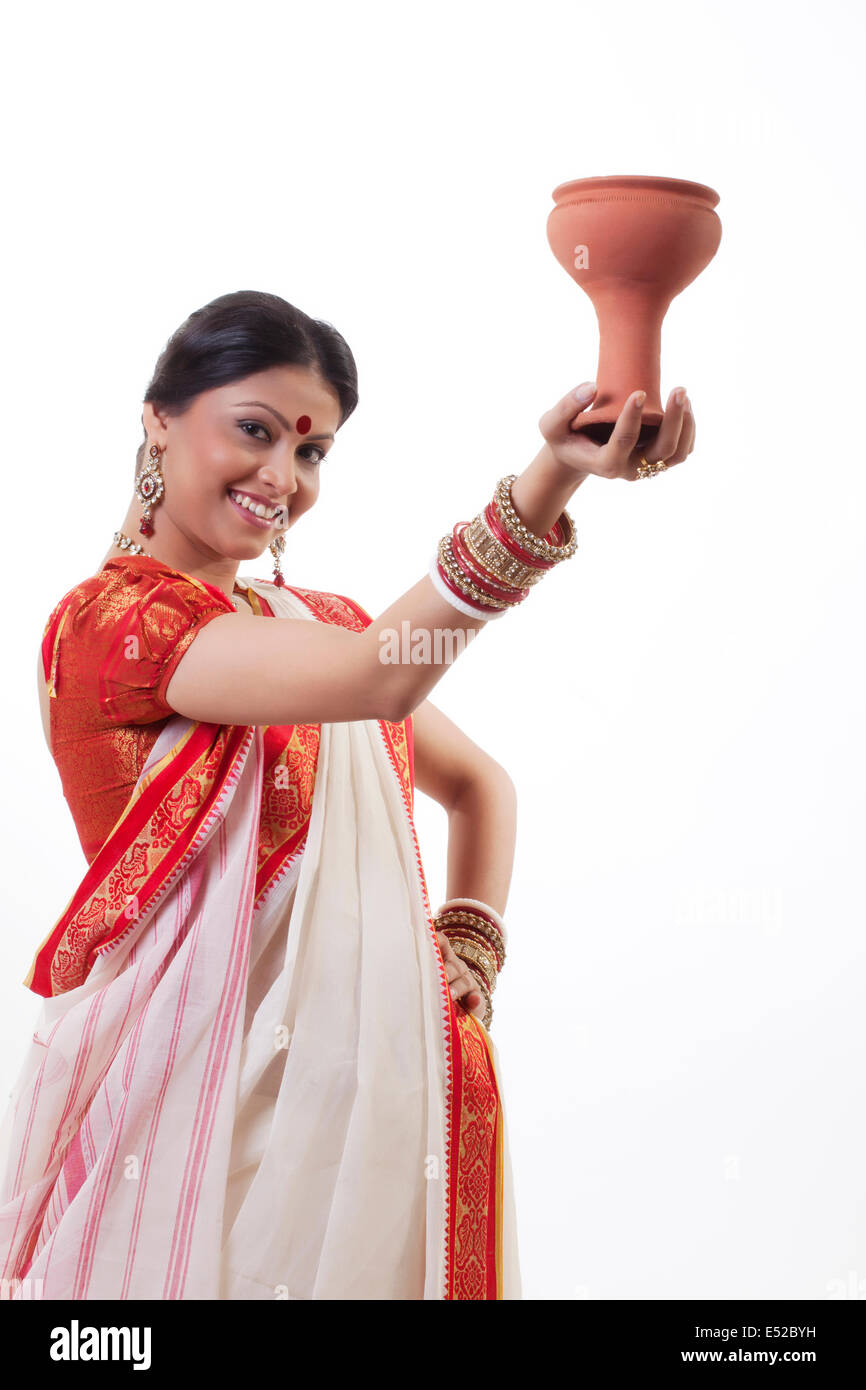 Portrait of Bengali woman doing Dhunuchi dance Stock Photo - Alamy